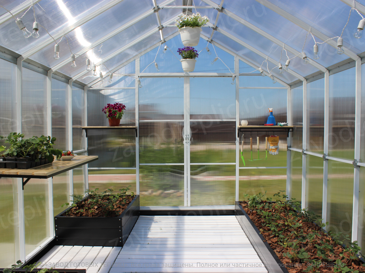 Prateleiras e mesa pendurada na estufa GREENHOUSE FACTORY Em Portugal ...